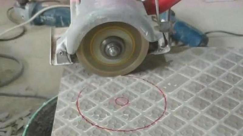 瓷砖上切割大孔的方法,看似很简单实则好手艺!