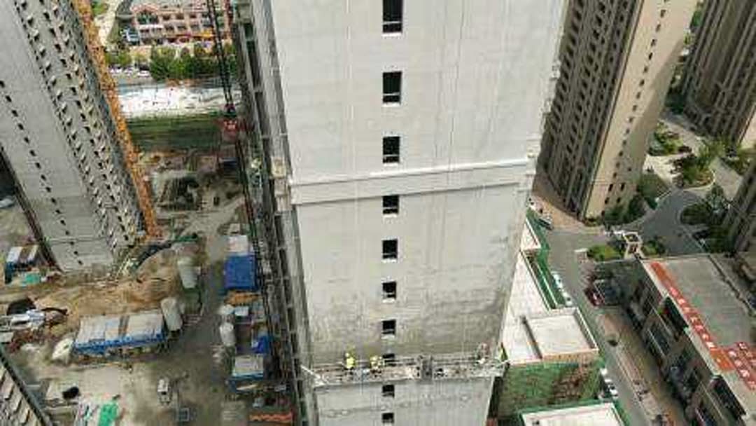 原来建筑工人施工的吊篮是这样安装的