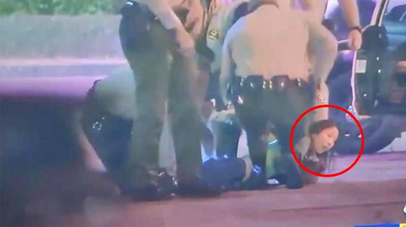 正报道抗议者被警方逮捕 美媒记者转头就被多名警察脸朝下摁在地