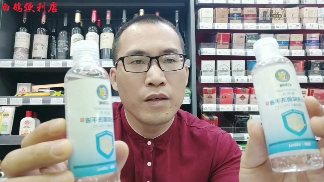 免洗洗手液很受顾客欢迎,使用简单方便