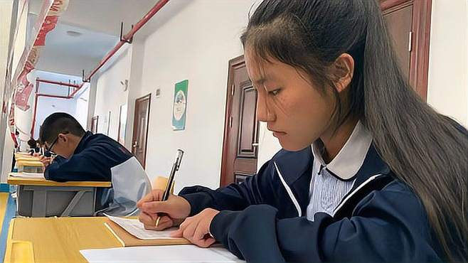 中学校长在夜店与多名女子亲密,有辱师德师风,家长:真会玩