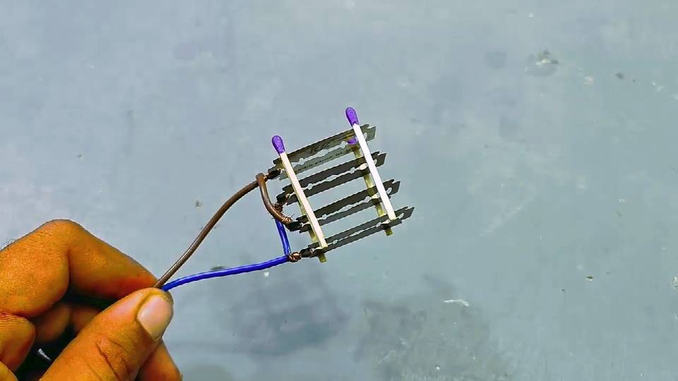 教你一招,用刀片制作的烧水器,没想还真实用,真令人佩服