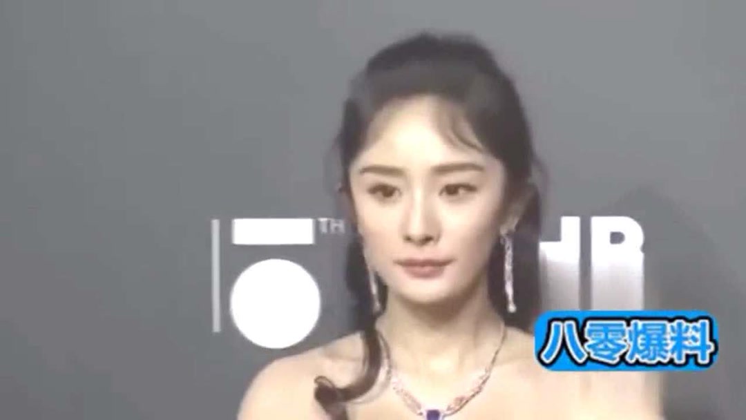 杨幂纱裙走红毯冻得直哆嗦,一开口惹众人笑,网友纷纷点赞高情商