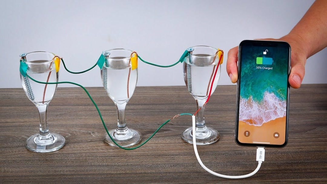 11个神奇的科学实验,用铜线电池和磁铁就能编出来