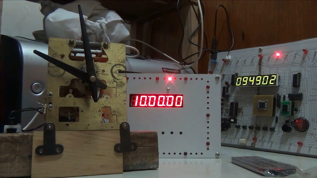 老式挂钟的机芯,改装电子脉冲驱动步进电机钟表整点自动校正演示