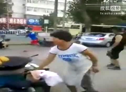 实拍山东枣庄街头小贩背摔城管