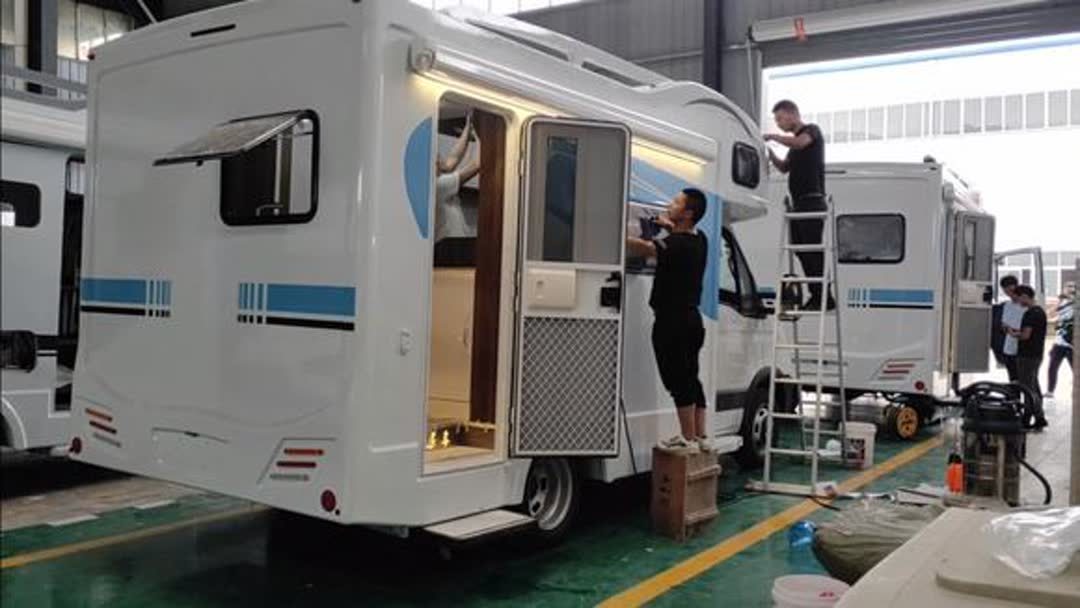 依维柯C型房车29.98万起,后开门尾置厨卫+会客区翻滚大床。