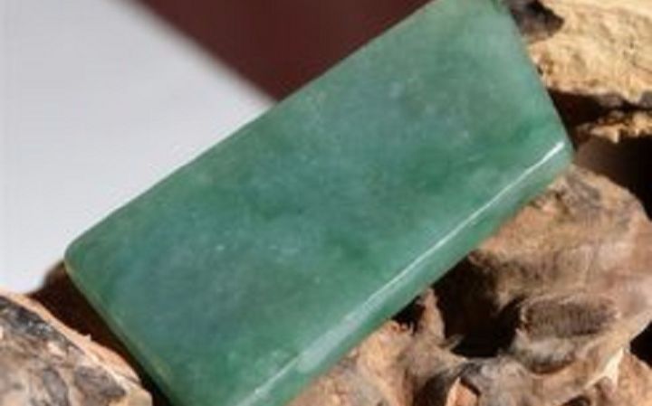 睹石玩玉,价值4600的翡翠原石,一刀切开,运气爆棚!