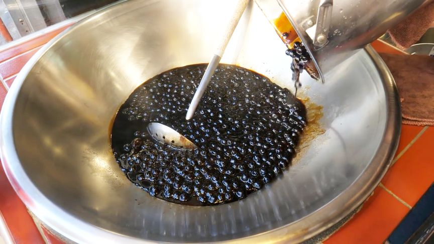 街头火到不行的黑糖奶茶!小半杯都是现煮的珍珠!看的好满足!