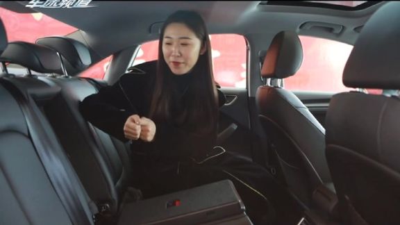 全新奥迪A3后排设置中央扶手 含有两个杯架设计 喝咖啡和饮料方便