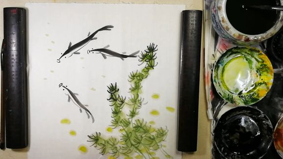 国画基础教程动物篇。水草小鱼画法:小品创作画