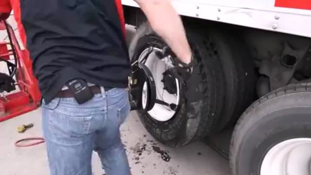 汽车修理工发明的拆轮胎工具...