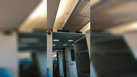 乘坐上海浦东国际机场磁悬浮列车