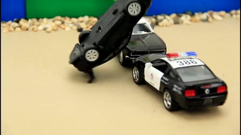 警察追捕并撞车了儿童玩具车