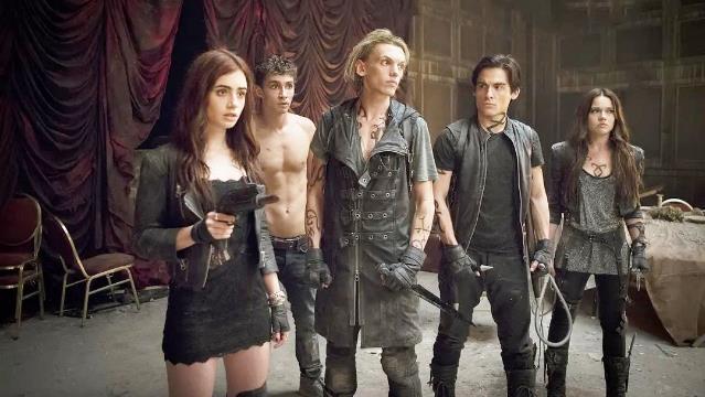 青春魔幻片《圣杯神器:骸骨之城》,根据世界畅销小说改编