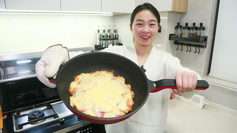 今天教你们用平底锅做“披萨”,不用和面,真的又简单又好吃