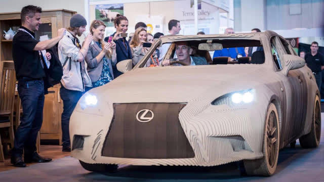 工匠用纸皮改造一辆汽车,拿到拍卖会上土豪花580万拍走