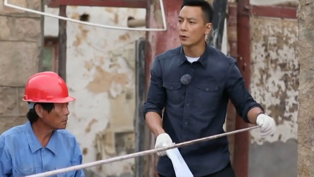 吴彦祖建筑专业毕业,被星探发现进入演艺圈,一个被耽误的设计师