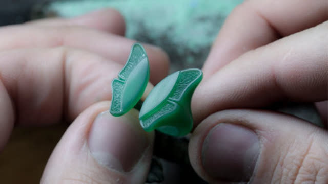 用蜡烛能够制作一枚戒指吗?牛人亲测,成品就像是翡翠玉戒一样