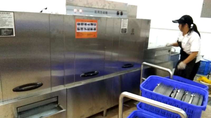 怀化长郡中学 食堂洗碗机使用现场视频