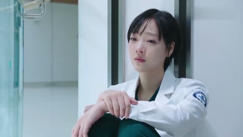 外科风云:医生彻夜救治伤员,全都累倒在手术室外,值得众人敬仰