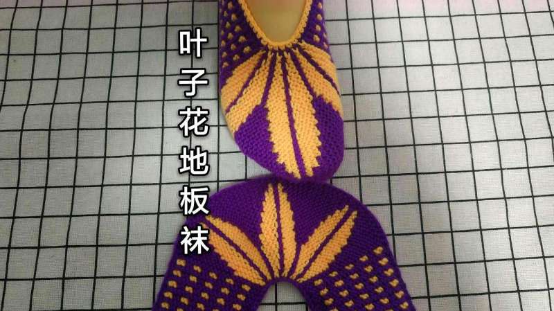 很漂亮的叶子花毛线袜子,不加不减针就织出来了,新手姐妹学起来