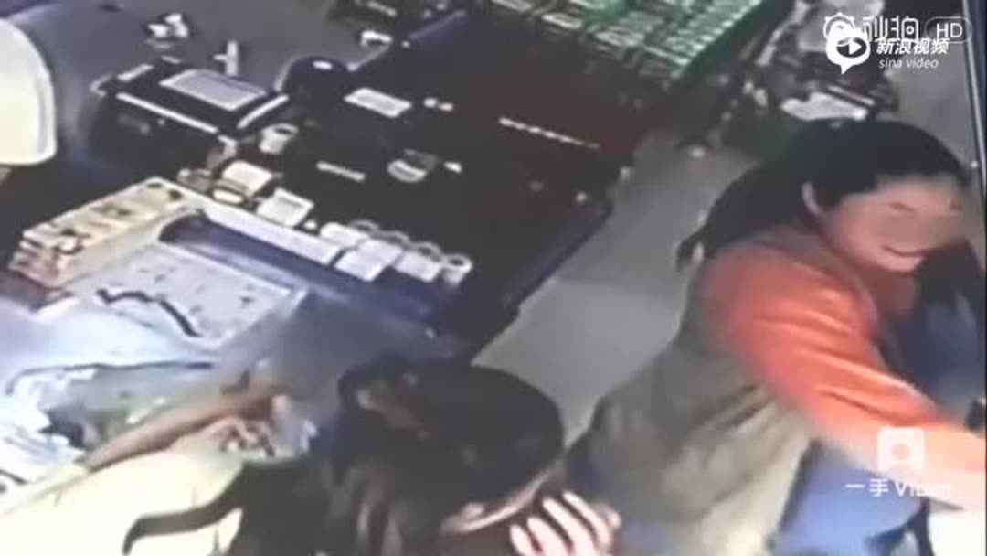超市保安与孕妇发生口角 发狠将手推车撞孕妇肚子