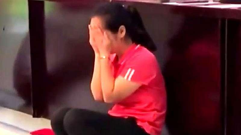 毕业季感动瞬间!幼儿园毕业班在台上汇演,老师在台下泣不成声