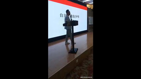 曹老师给孩子们讲述学习的重要性ߒ�ߒ