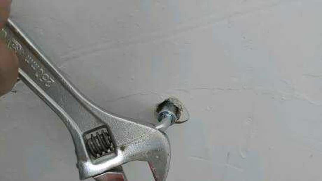 热水器的爆炸螺丝不好扭怎么办?老师傅教你一招