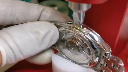 像这种价值过万的机械手表,构造复杂精细,一定要定期做保养