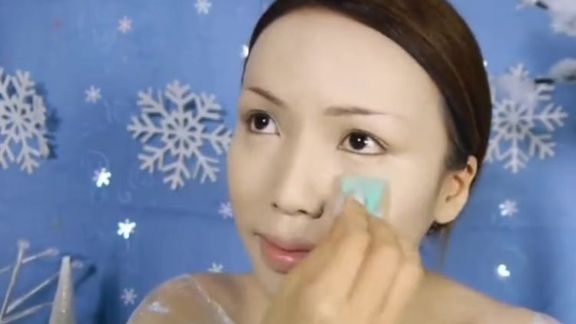 妹子这化妆术厉害了,把自己化成了动画片里的公主