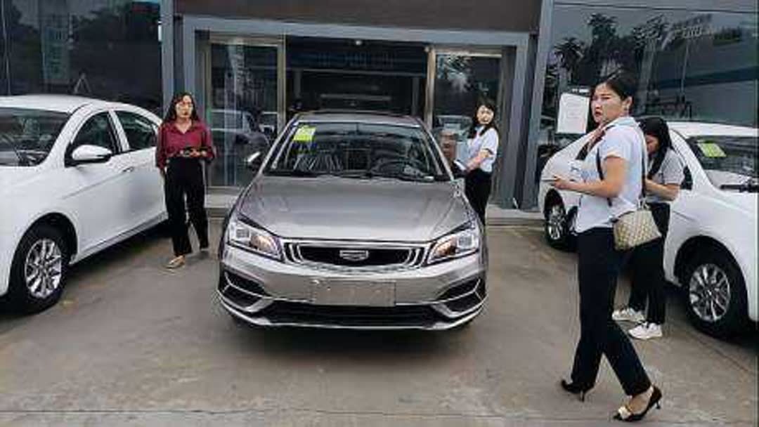 小姐姐喜提吉利帝豪,验车真仔细,自动挡6万多,性价比高吧?