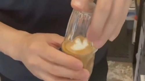 新来的咖啡师傅,完全展现了技术不够杯子来凑的绝技