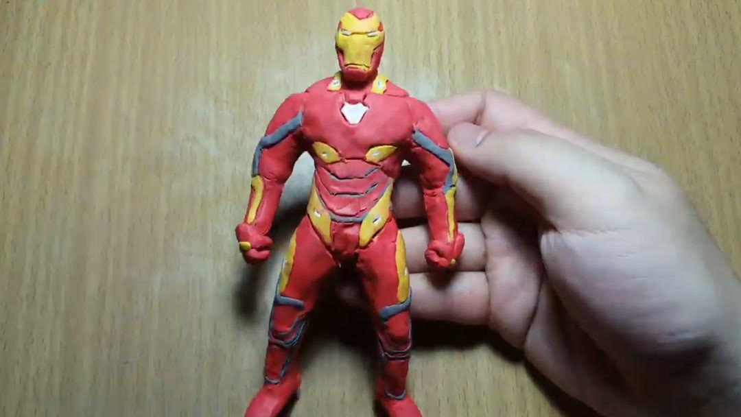 用橡皮泥自制钢铁侠,鉴于钢铁侠结构复杂,做成这样很难得了