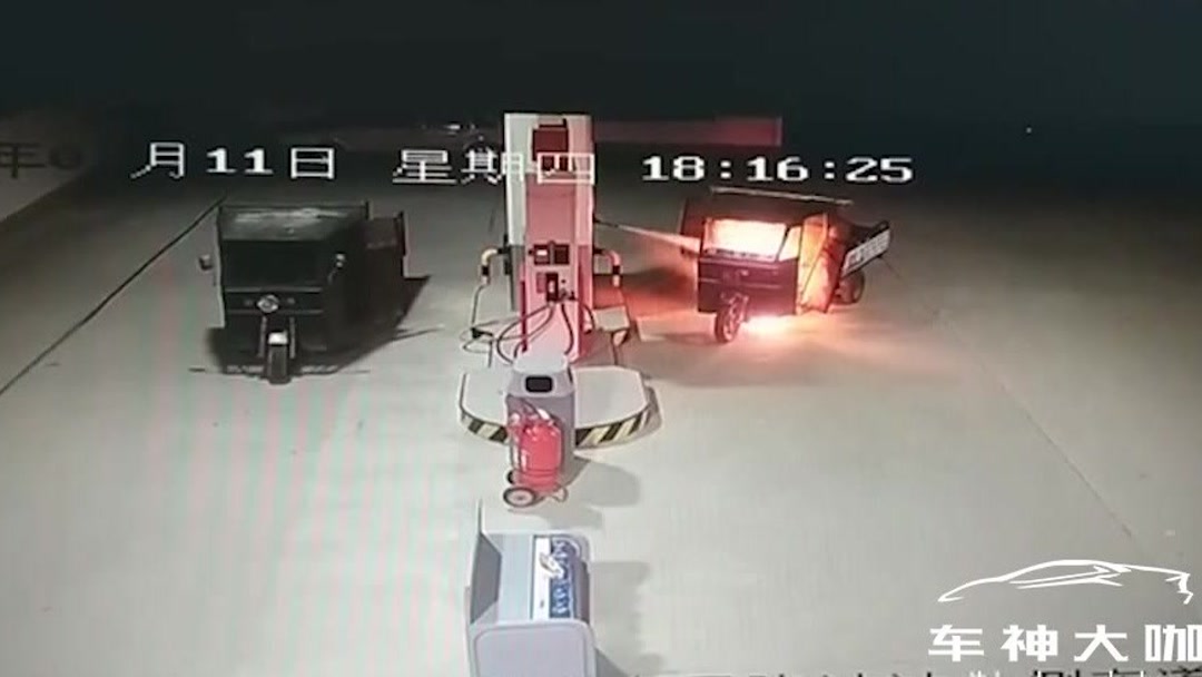 三轮车在加油站突然失火,司机和工作人员的表现让人点赞!