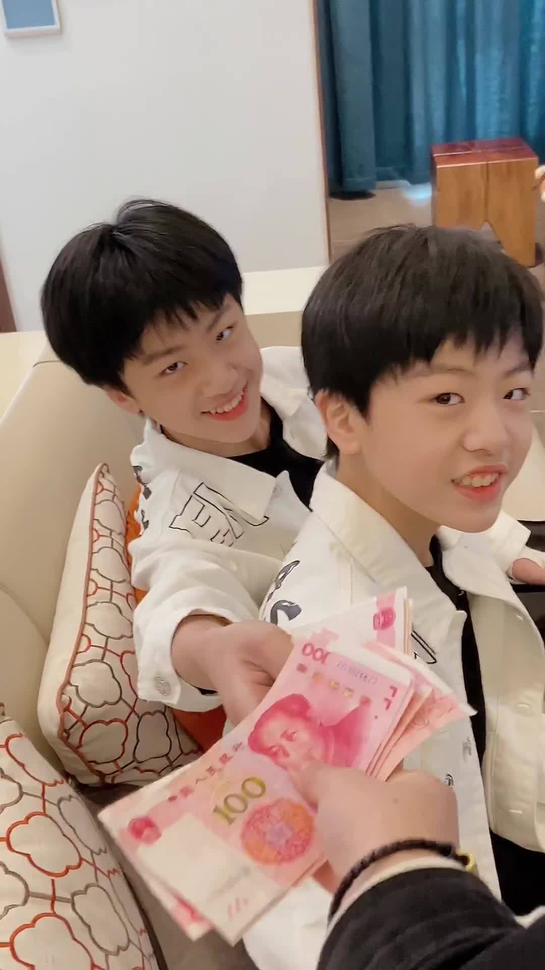 总算知道电视的真正作用了,你俩喜欢看就多看会儿吧