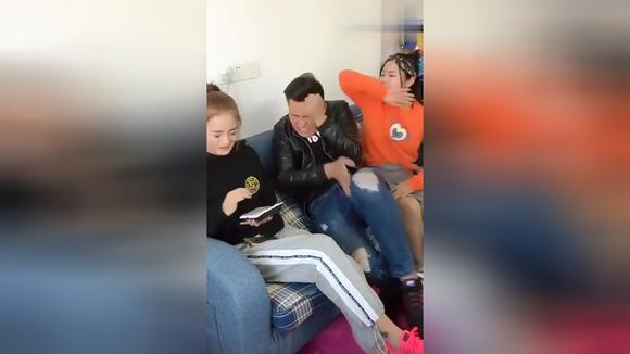 搞笑段子,妹妹把计算器玩出了新高度,小伙又得挨揍了!