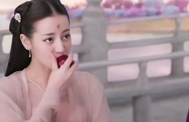 女明星撒娇的名场面,这种方式的撒娇,哪个男人能招架住