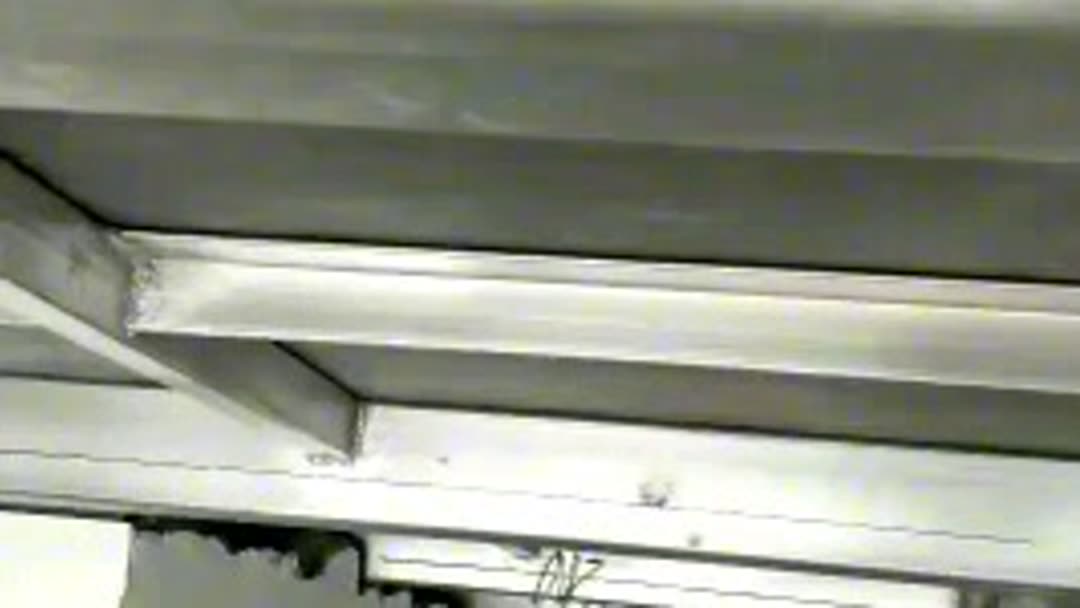 ...水泥板,吊顶施工时莫往水泥板上打钢钉固定龙骨,钢结构方钢上拧燕