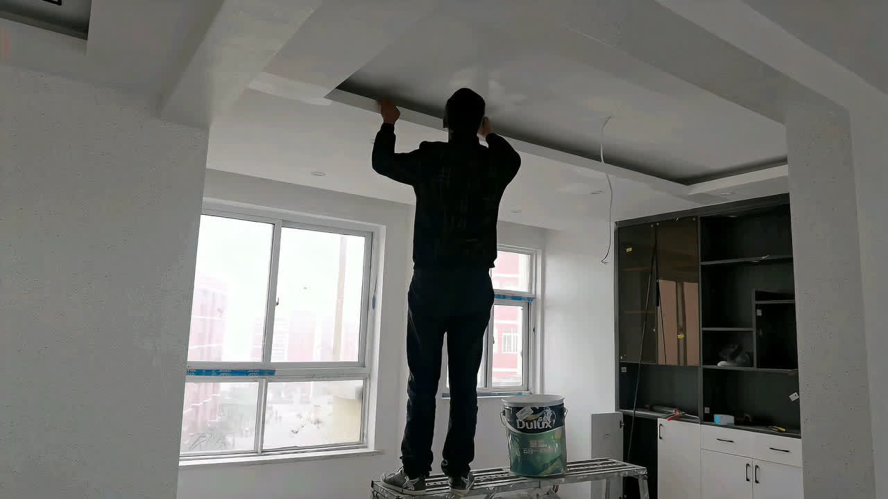 油漆师傅清洗工具的垃圾水千万不要倒在蹲便器里面,否则会堵的