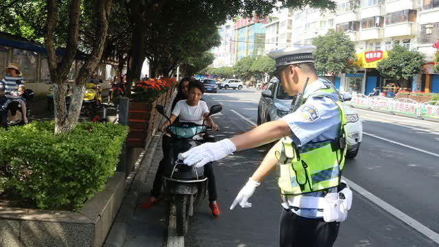 骑电动车的朋友请注意!交警提醒:没这个装备,罚你没商量