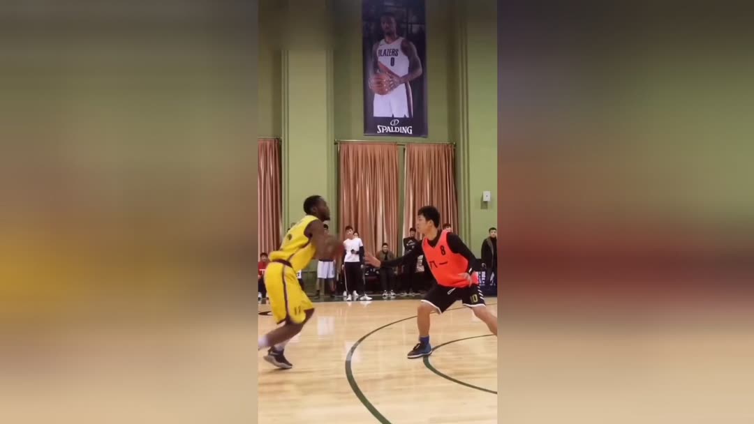 要想掌握好跳投,腿部必须参与发力,视频中两种跳投练习方法。可以帮...