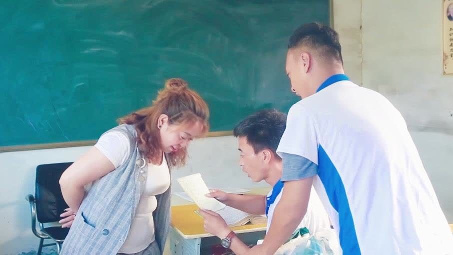 搞笑 学生表演才艺,一个表演吃一个表演睡,最后一个学生更有才