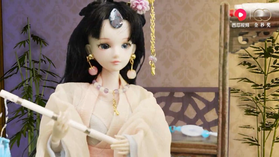 叶罗丽孔雀公主穿越到古代逛街买东西 皇上派人捉她为什么呢