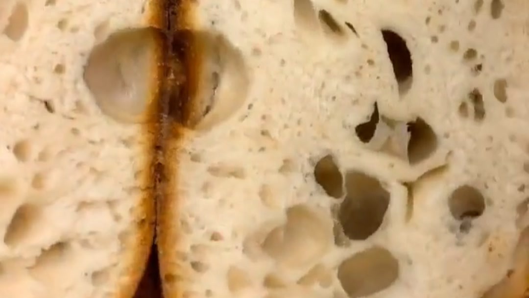 拿你爸爸刮胡子刀片刮面包了,知道了会不会打你