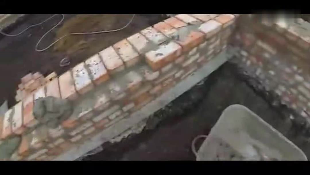 农村瓦匠发明新砌砖方法,满口灰质量好,一天轻松砌二千砖