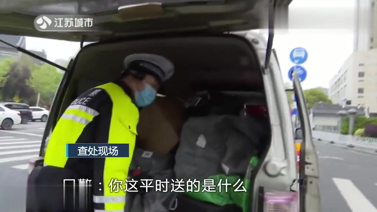 整治交通违法行为城管交警联合执法