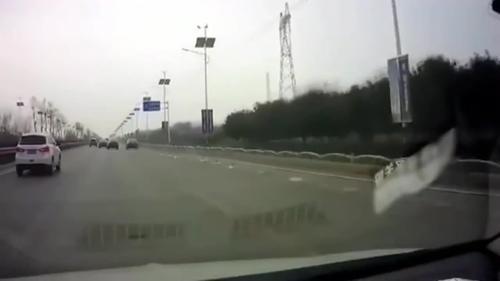 行车记录仪实拍,车祸锦集视频,湖北网友,行车切莫粗心大意