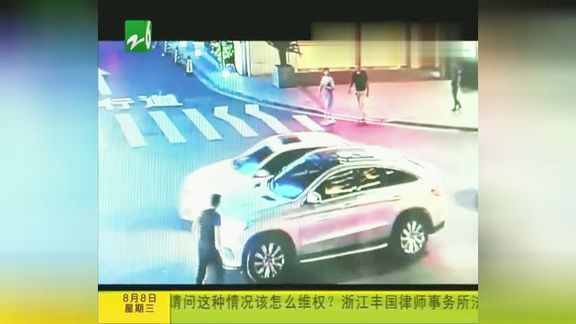 小伙喝了四两白酒喝断片,当街拦奔驰踢打车子,酒醒后没印象?